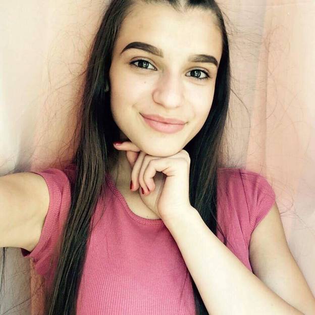 DARIA COPOS: Votaţi Roxana! | LOGO paper