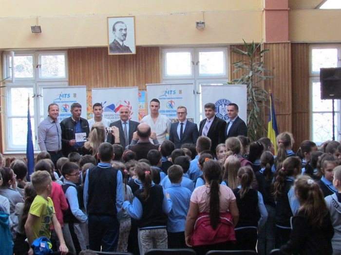 eBIHOREANUL: Peste 400 de elevi de la „Ghibu” s-au întâlnit cu ...