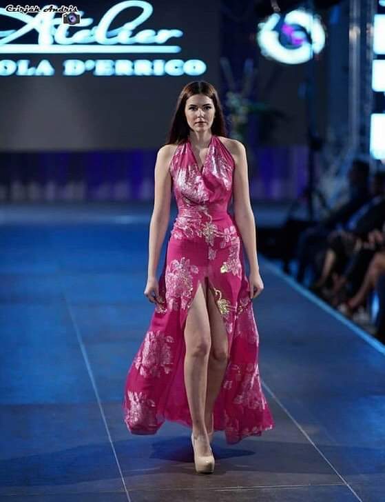 ALISIA: Model prin muncă și dedicare | LOGO paper