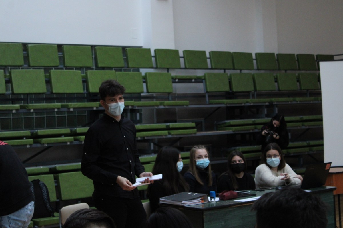 Elevi în negru | LOGO paper