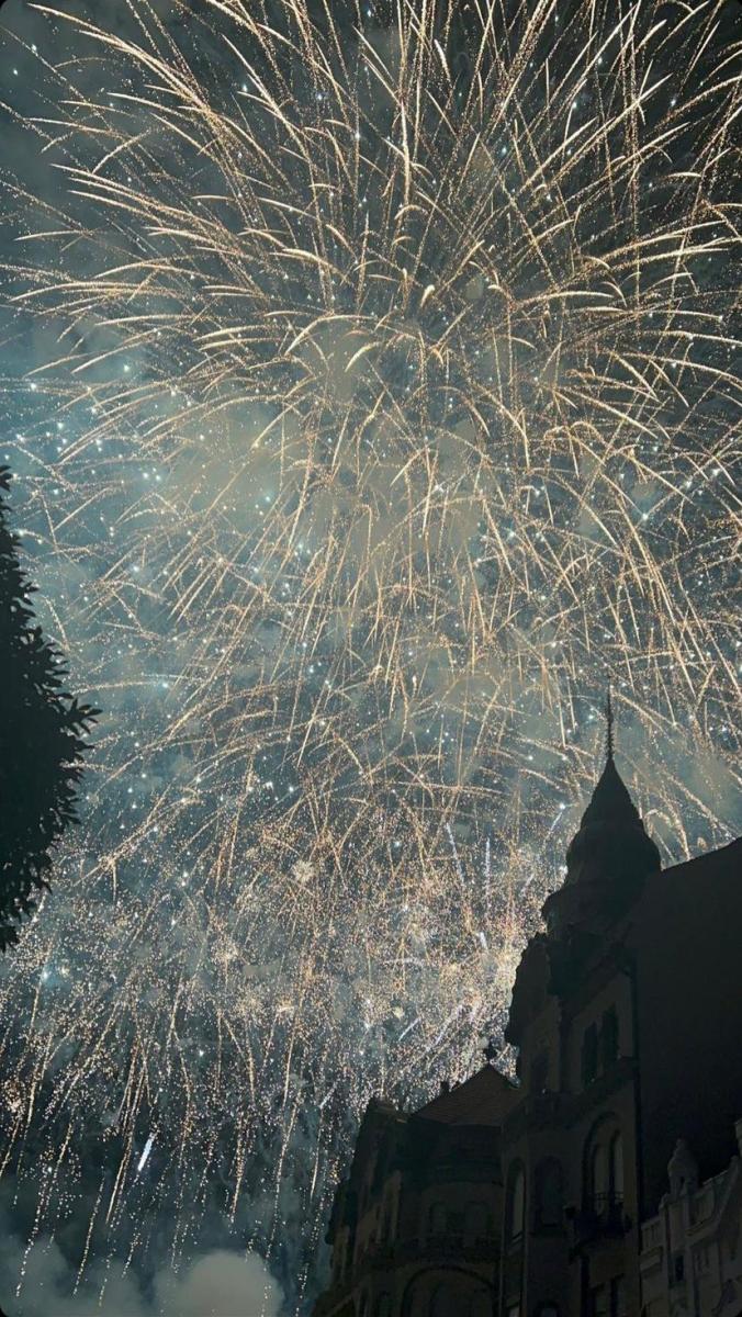 IASMINA: Praf de stele în Piața Unirii | LOGO paper